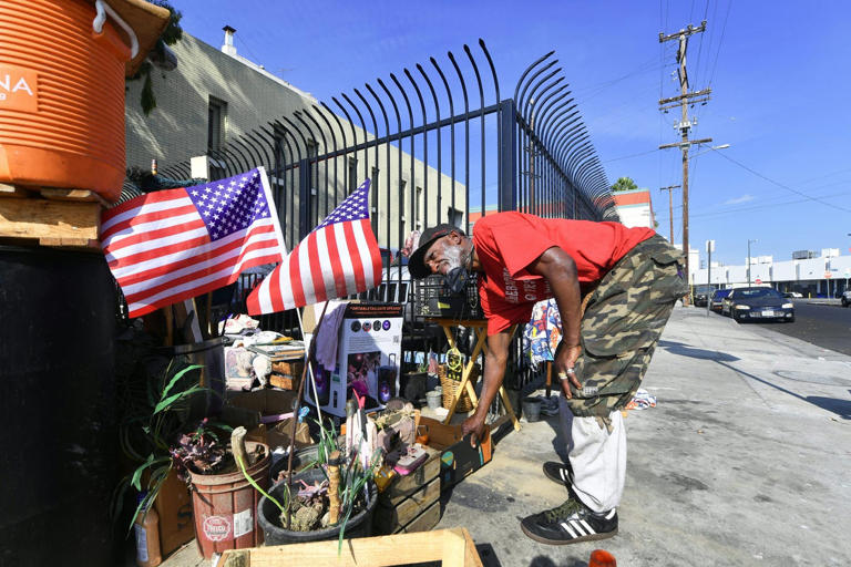 Trump budgets zero dollars for promise to house 6,000 homeless vets