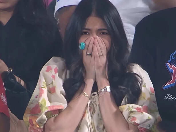 'What is that ring?': Anushka Sharma’s viral tally counter at RCB vs GT ...