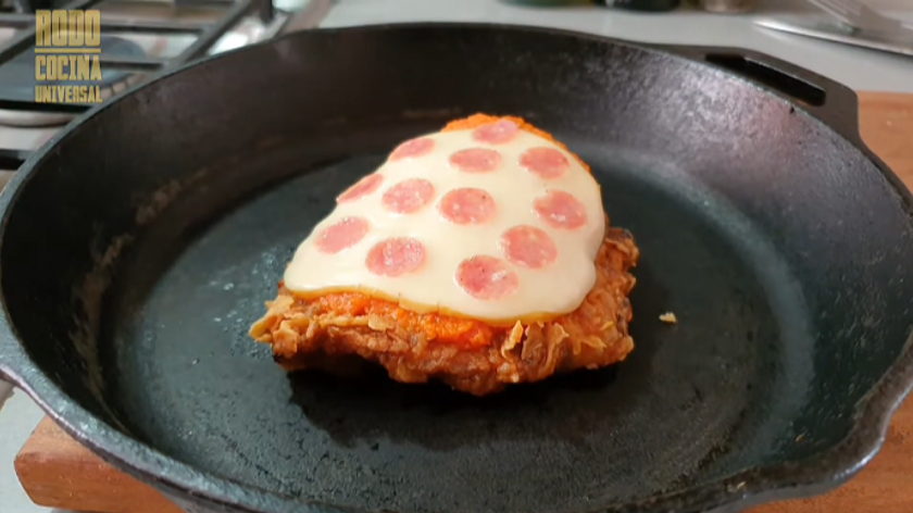 Receta de pizza de pollo frito crujiente inspirada en KFC [Chizza]