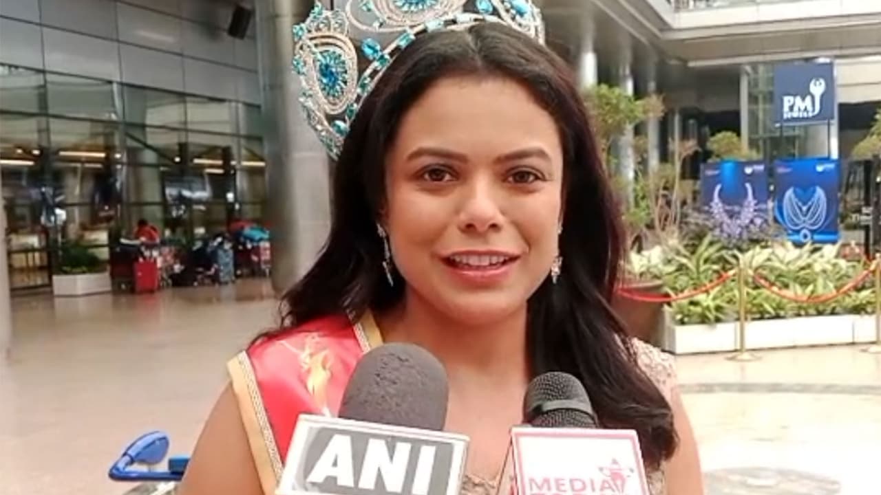Telugu contestant Asha Deepika gets warm welcome at Hyderabad airport