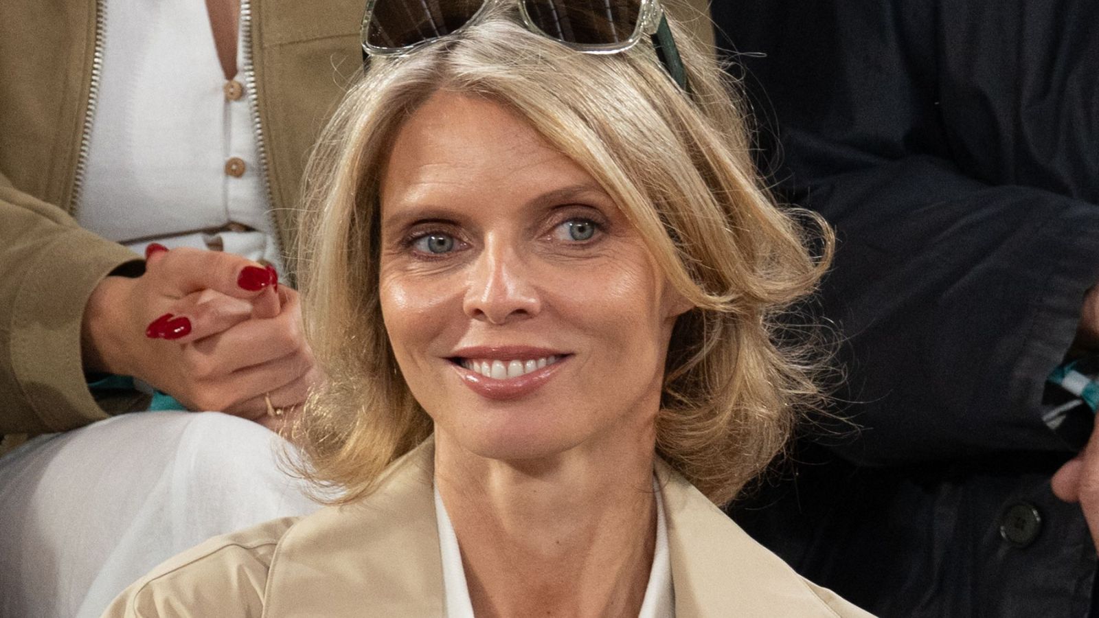 Adieu les baskets ultra-plates, Sylvie Tellier adopte ces sneakers ...