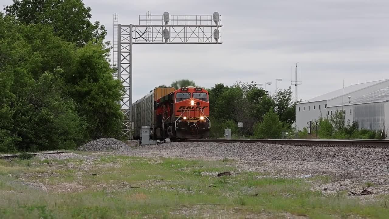 BNSF freight train with automotive carriers passing through Toluca ...
