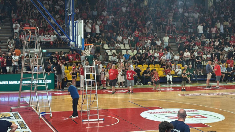 Clamoroso al PalaFlaminio, rotto il tabellone e partita in stand-by ...