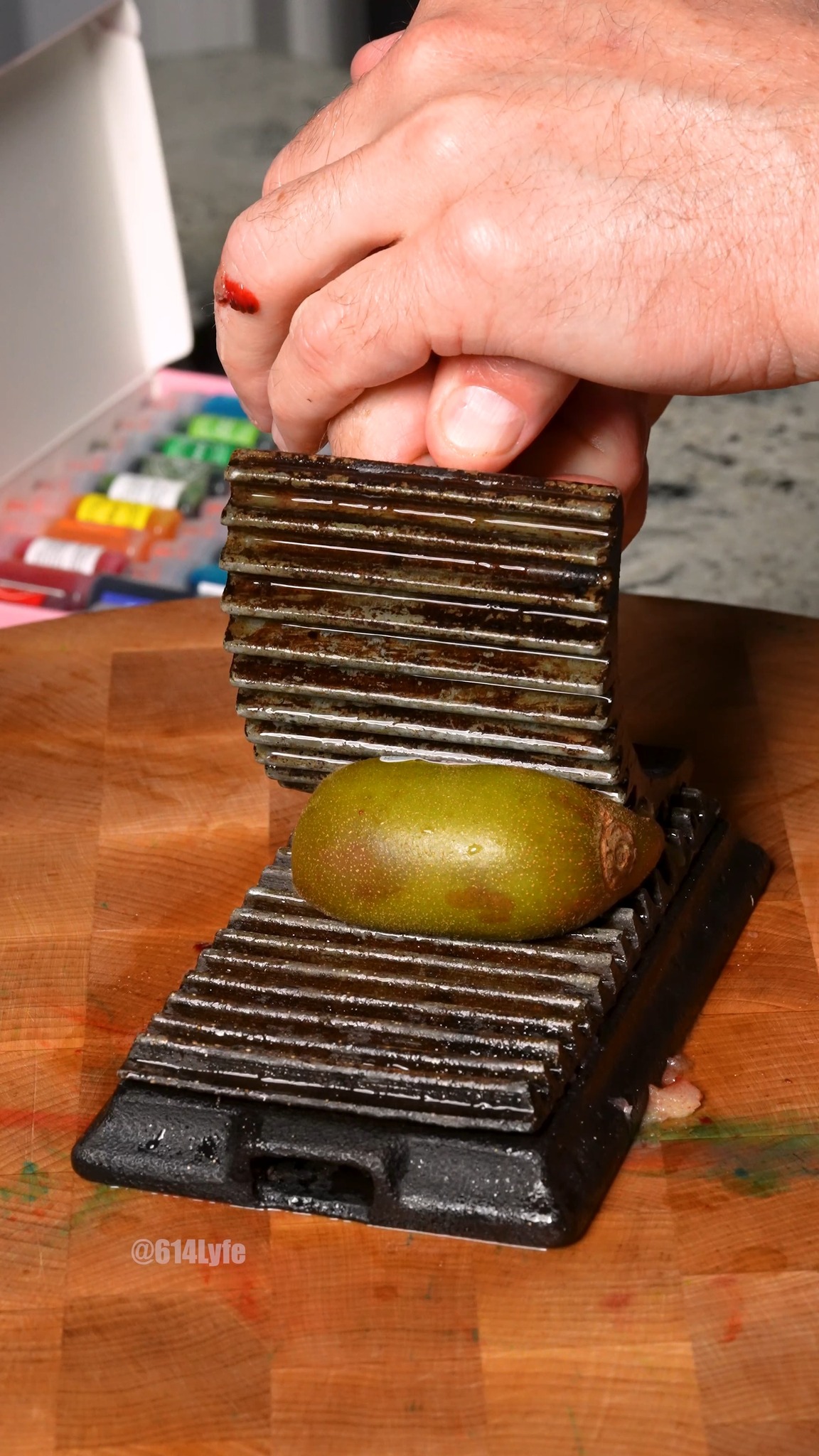 Hand press vs red kiwi