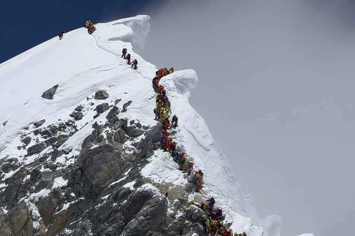 US climber smashes Mount Everest speed record by an hour!