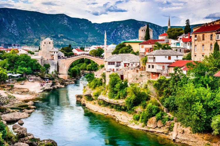 Jumping into Mostar: Bosnia-Herzegovina’s bridge, its divers and the ...