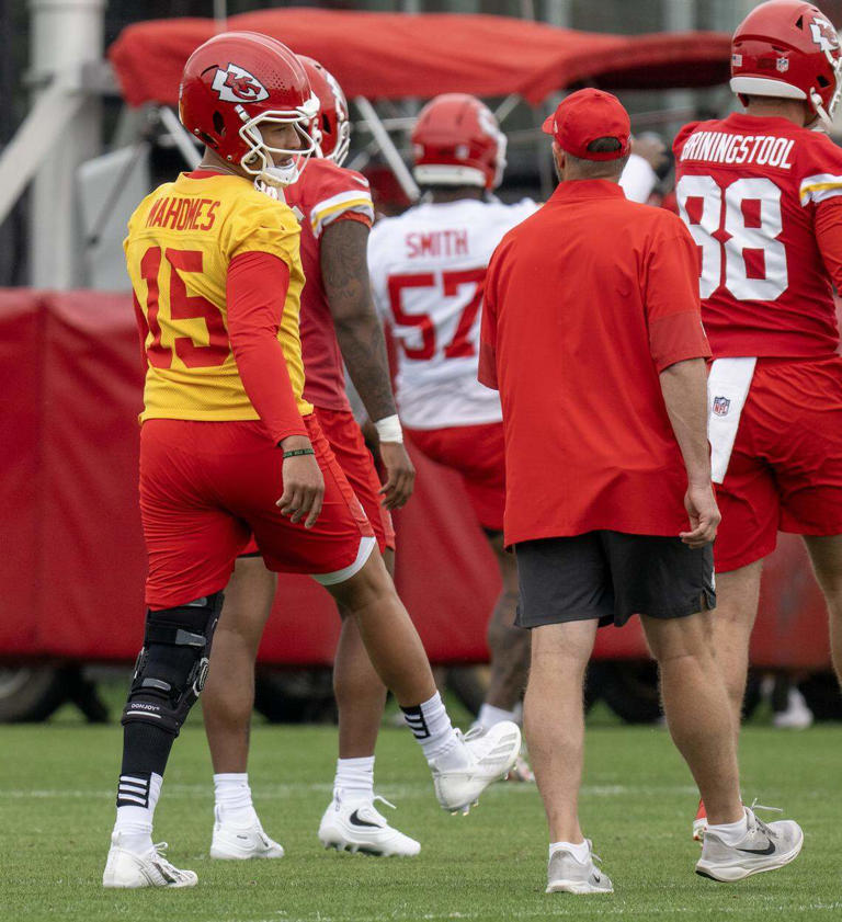 See 16 photos of Mahomes & other Chiefs going through Thursday's OTA ...