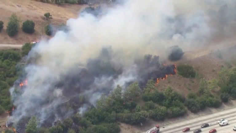 Brush fire briefly breaks out near Getty Center along 405 Freeway