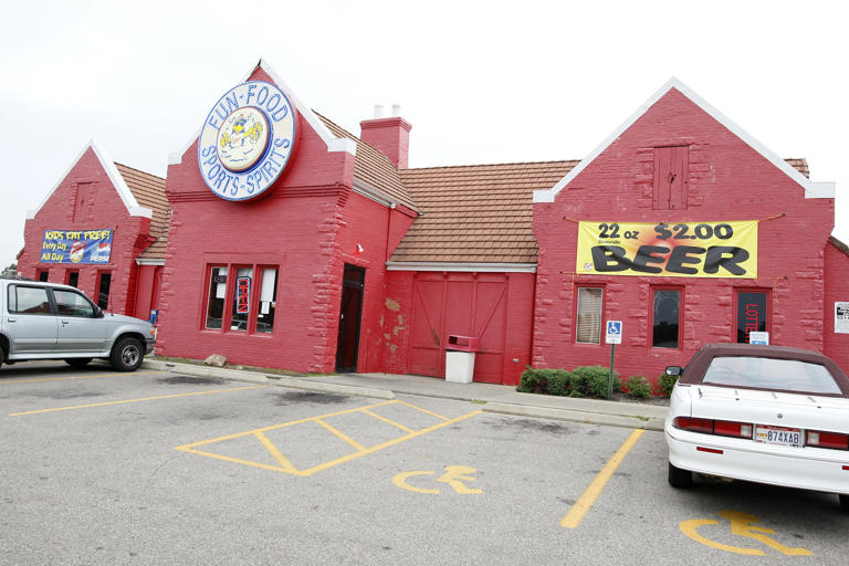 Fricker's, restaurant and sports bar, permanently closes Mason location