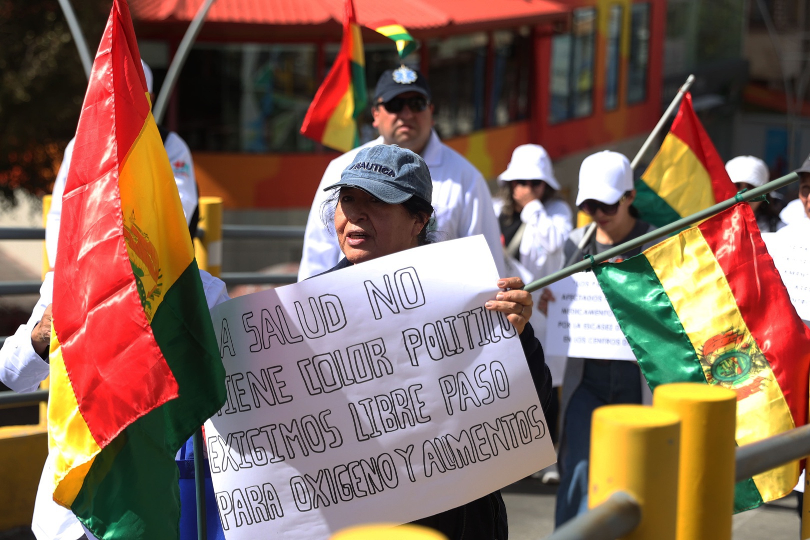 Médicos marchan en Bolivia para exigir "pausa humanitaria" en bloqueos ...