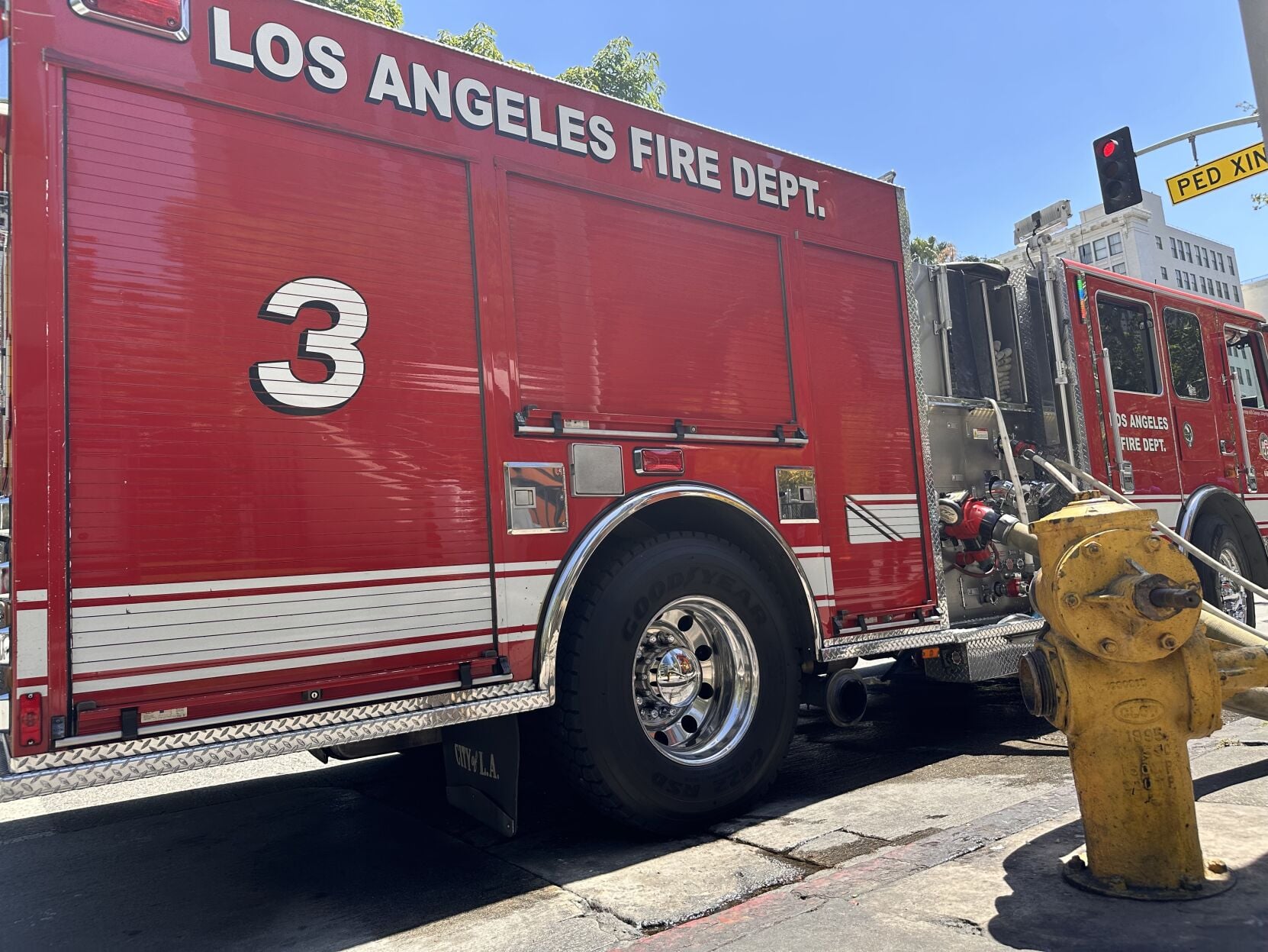 Small brush fire breaks out along 405 Freeway in Brentwood