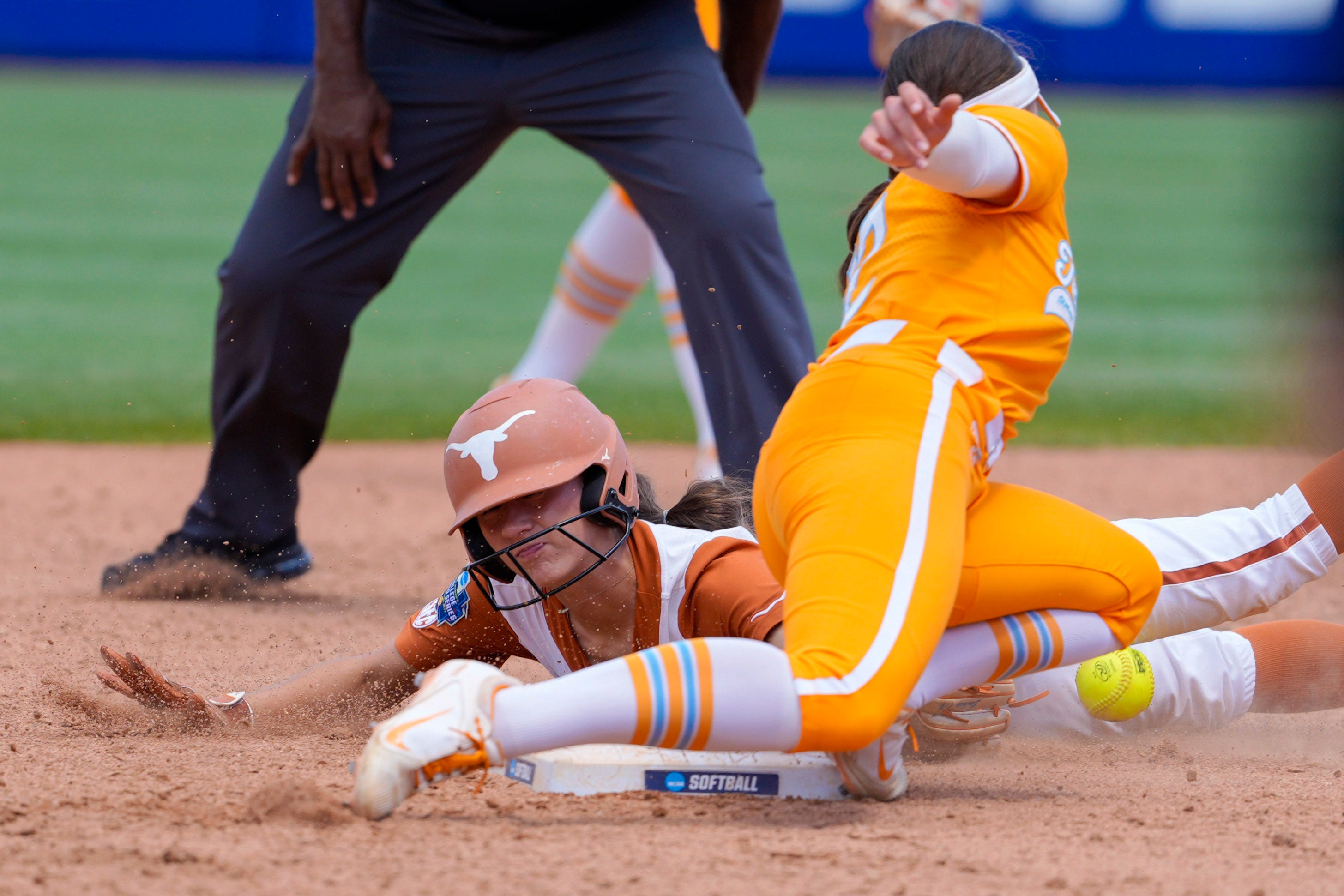 Texas softball's repeat title chances take hit in WCWS loss to Tennessee