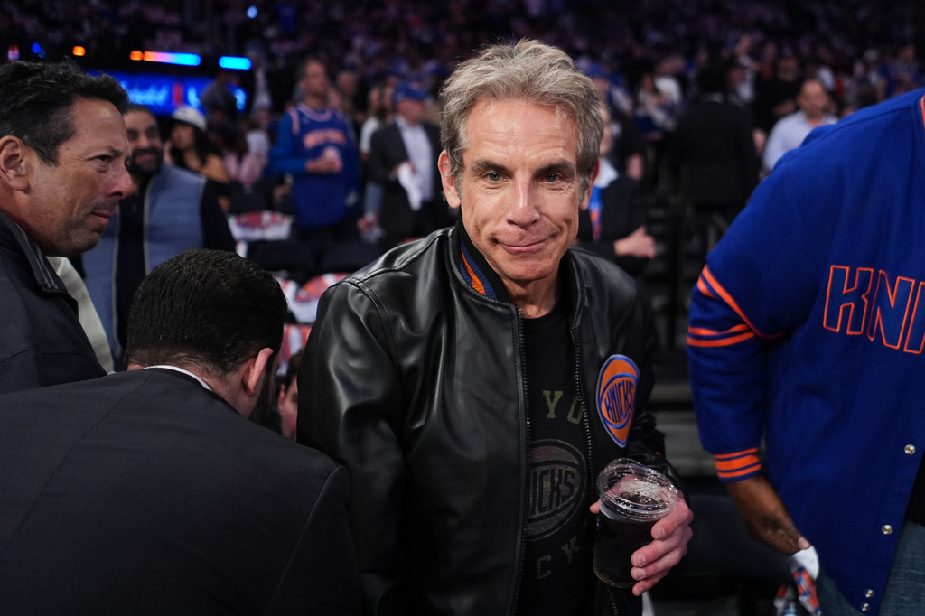 Ben Stiller welcomes a photo with Mike Brown's wife, after Knicks coach ...