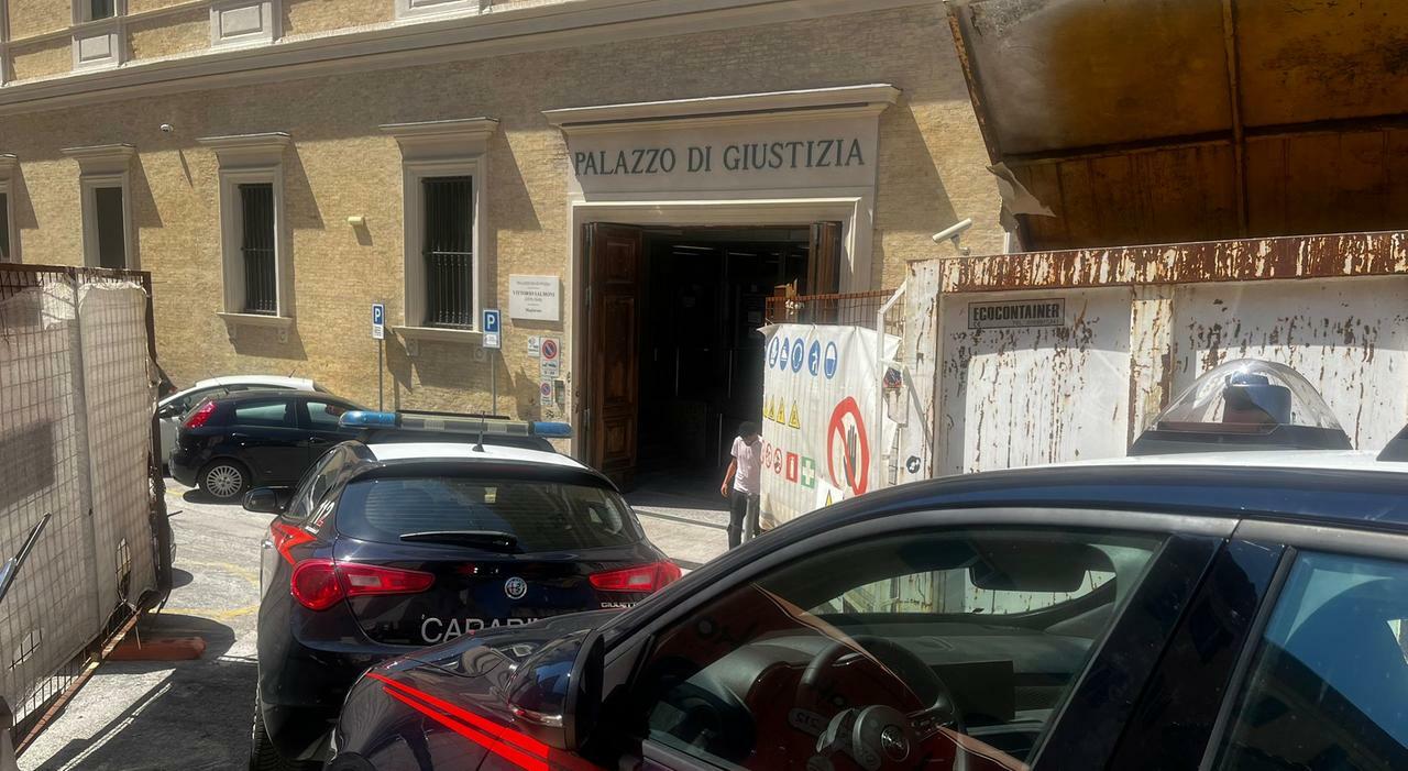 Ancona, blitz in casa, si barrica nell’armadio. Morsi ai carabinieri ...