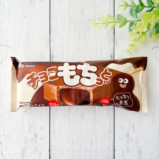 「世界で一番好き」「めちゃうま」ファミマで売ってる『もちもちアイス』濃厚チョコと弾力あるおもちがたまりません!《実食レビュー》