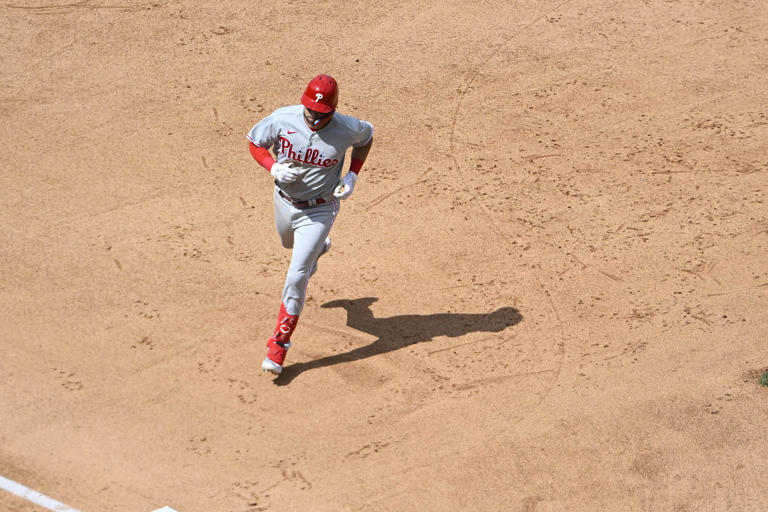 Former Phillies infielder announces immediate retirement from MLB at 30