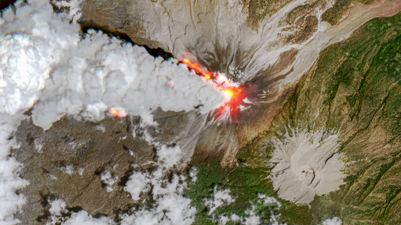 Mount Lewotobi Laki-Laki in Indonesia is still tremoring at alert level ...