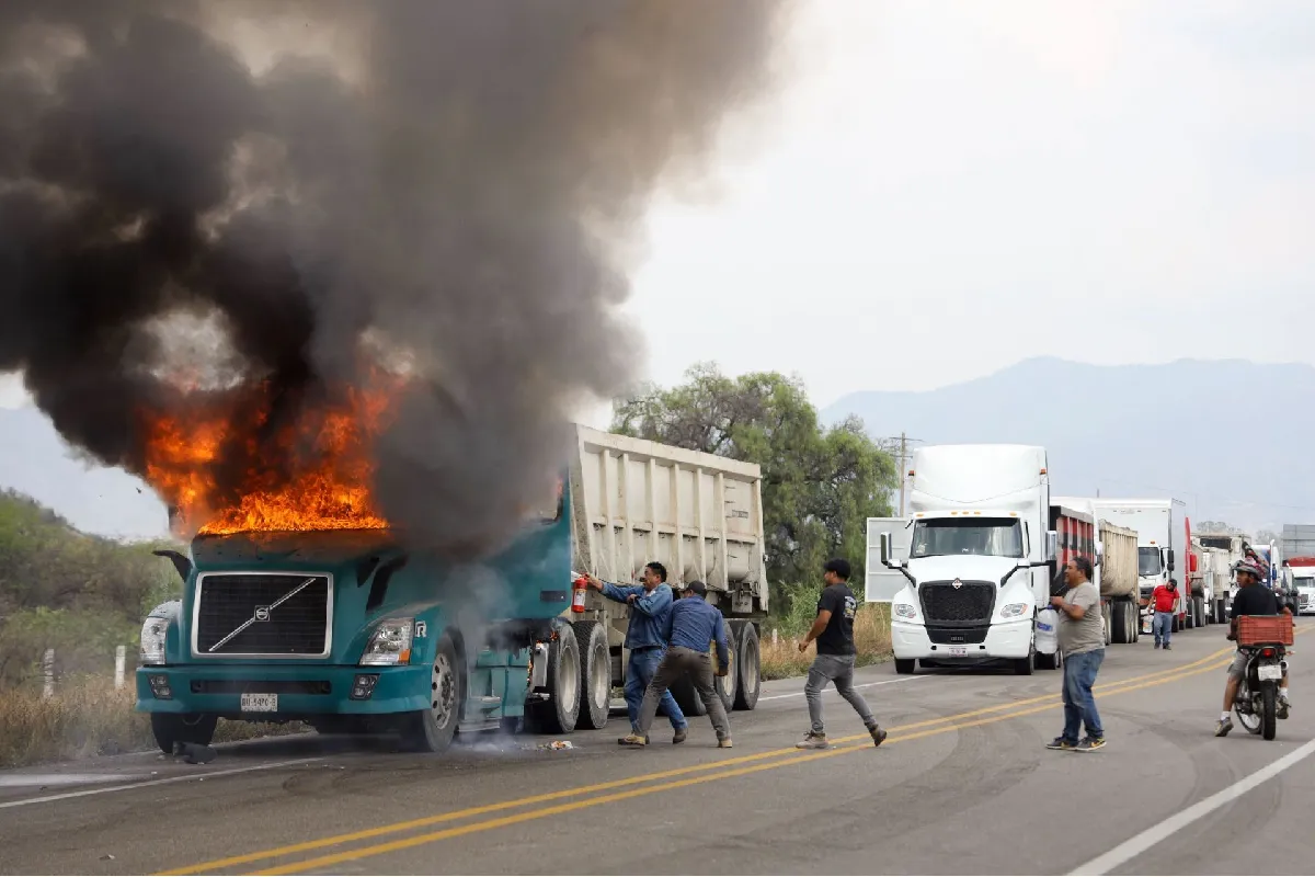 Alcalde y mandos policiales de Mitla, Oaxaca, son presentados a ...