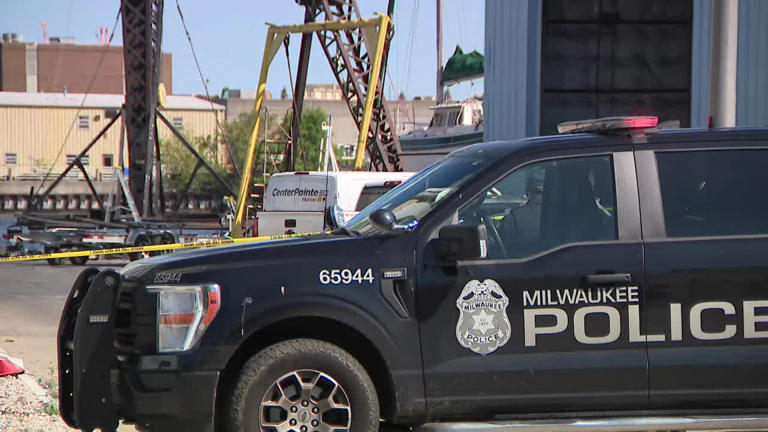 Milwaukee boat death; 24-year-old crushed near Water Street