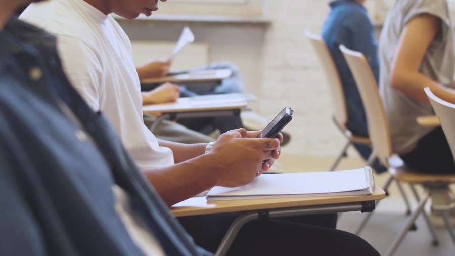 Illinois lawmakers approve bill limiting students’ cell phone use in class