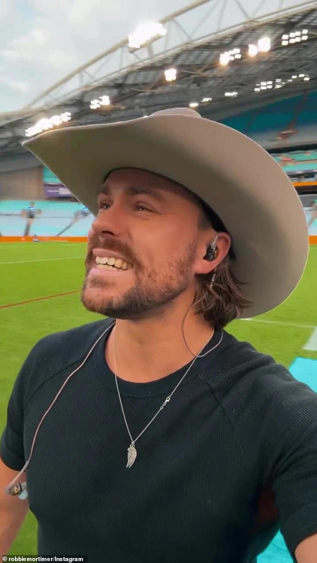 Country singer Robbie Mortimer responds to brutal criticism after State ...
