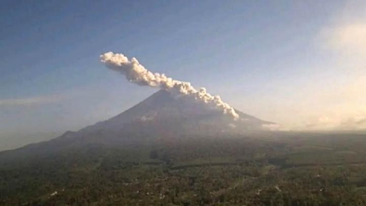 Kondisi terkini erupsi tiga gunung api di Indonesia