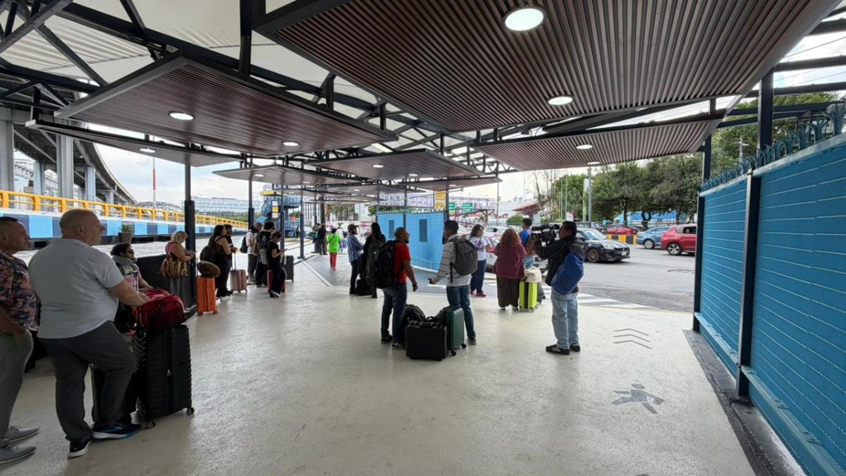 Pasajeros AICM se acostumbran a usar bahías para taxis de aplicación