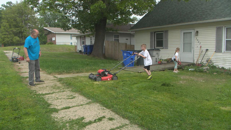 Cedar Rapids siblings take on 50-yard challenge with grandparents