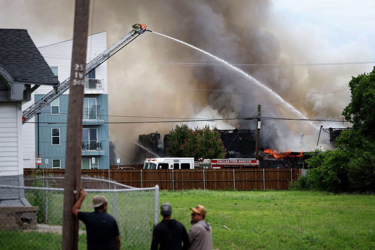 4 injured, fatalities reported in fire at Oak Cliff apartment complex