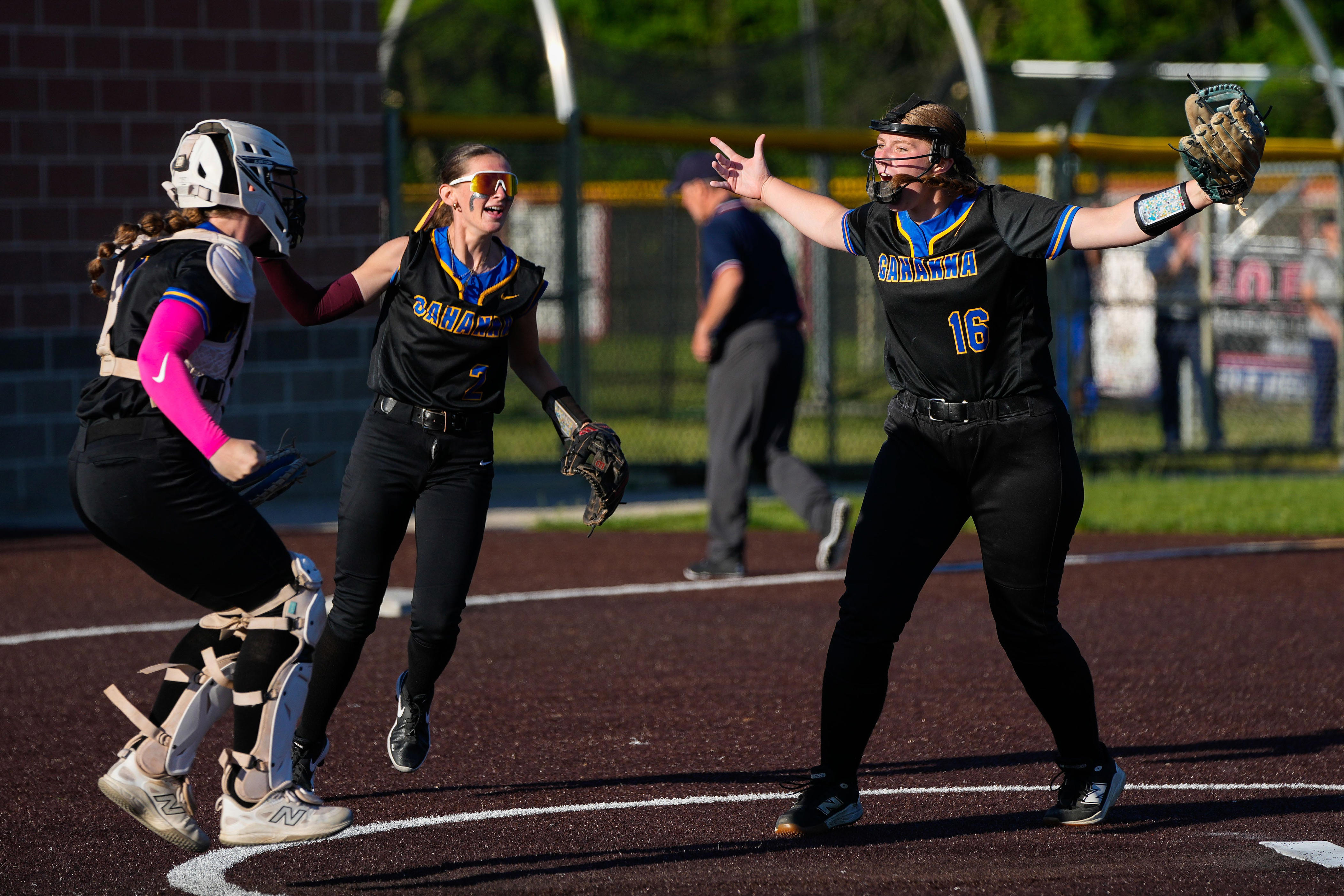 Which central Ohio softball teams won OHSAA regional semis May 28?