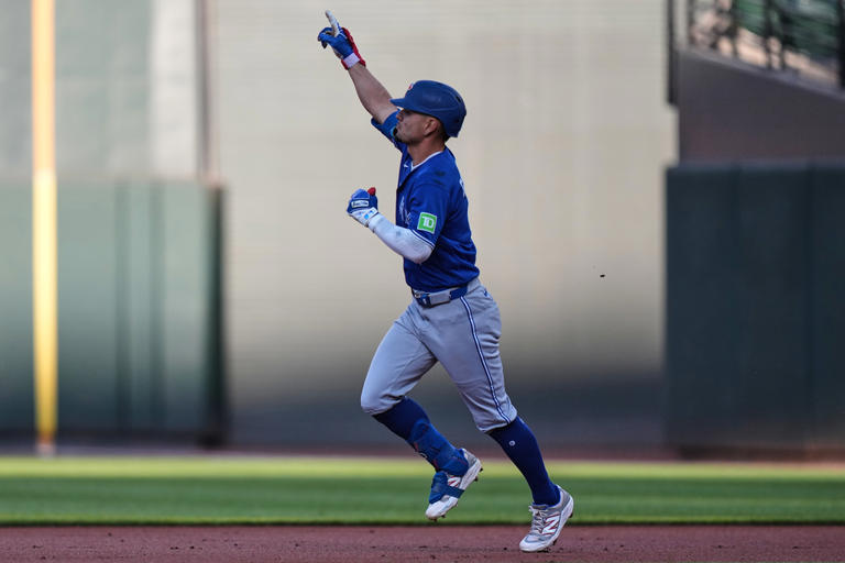 Bases-loaded walk lifts the Blue Jays to a 2-1 victory over the Orioles