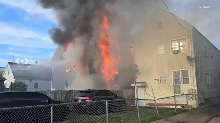 Man killed after starting large fire in Gage Park, Chicago police say