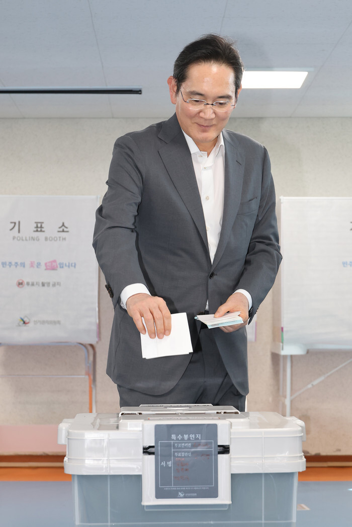 Samsung chief's early voting