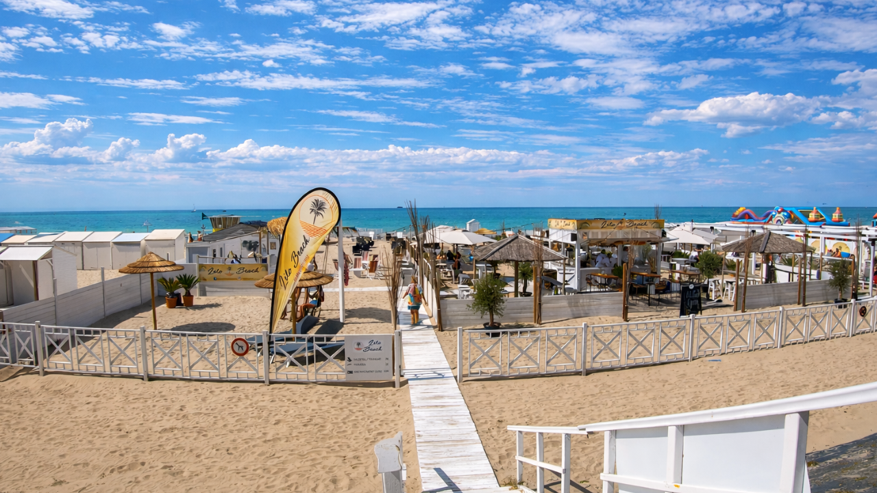 Blankenberge beach walk along Belgium’s sunny coast (4K)