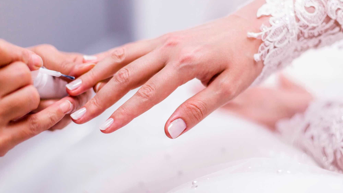 Von Milky bis Chrome: Diese Hochzeits-Nageltrends speichern sich gerade ...