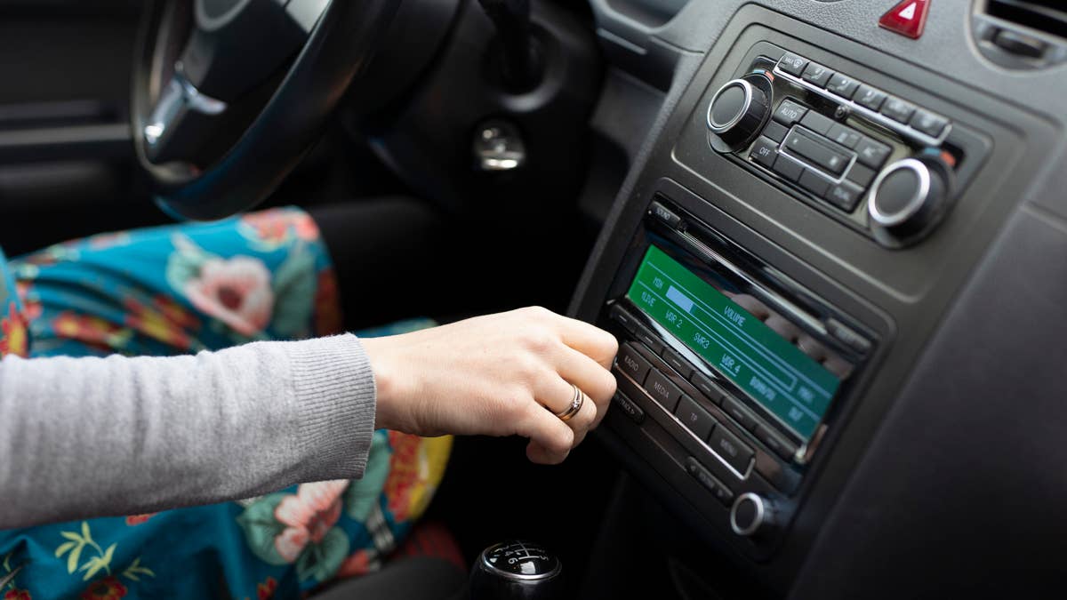 9 traits of people who turn down the radio to focus while driving ...