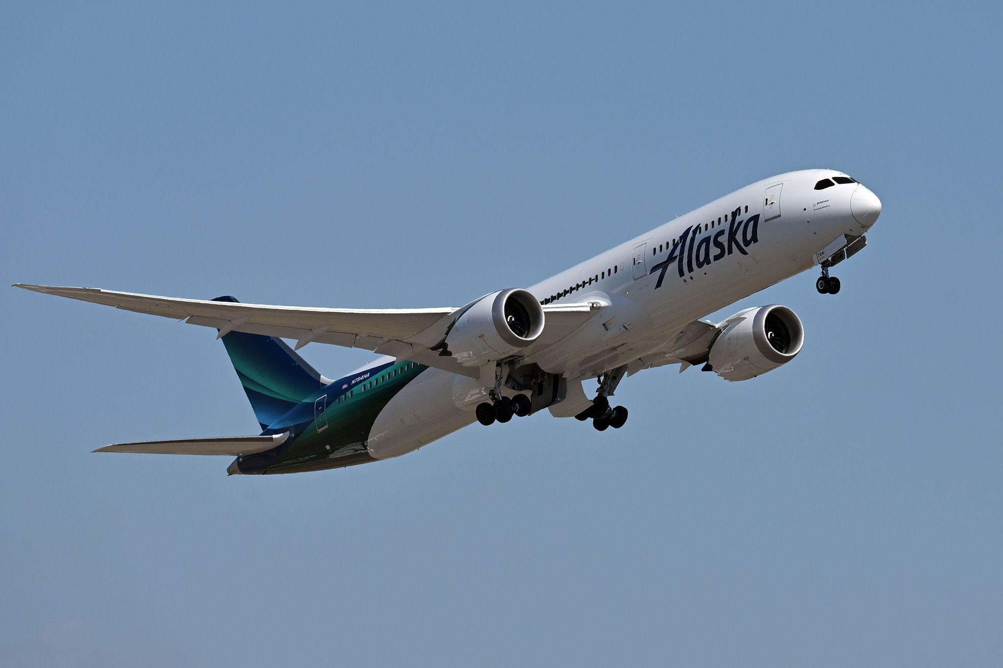 Alaska Airlines allegedly let 11 intoxicated passengers board its ...