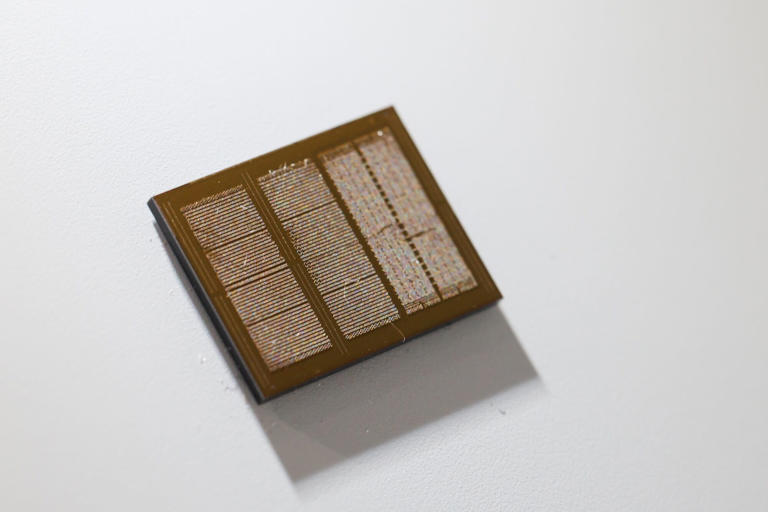 Samsung takes lead in shipping top-end AI memory chip samples