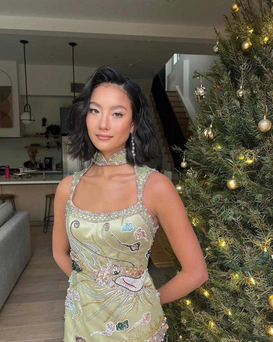 Intip gaya rambut Adeline Rudolph yang elegan untuk berbagai acara