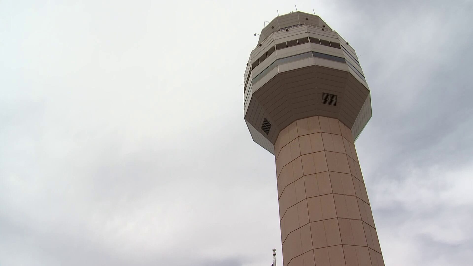 Mesa Gateway Airport tower shifts to FAA control under pilot program