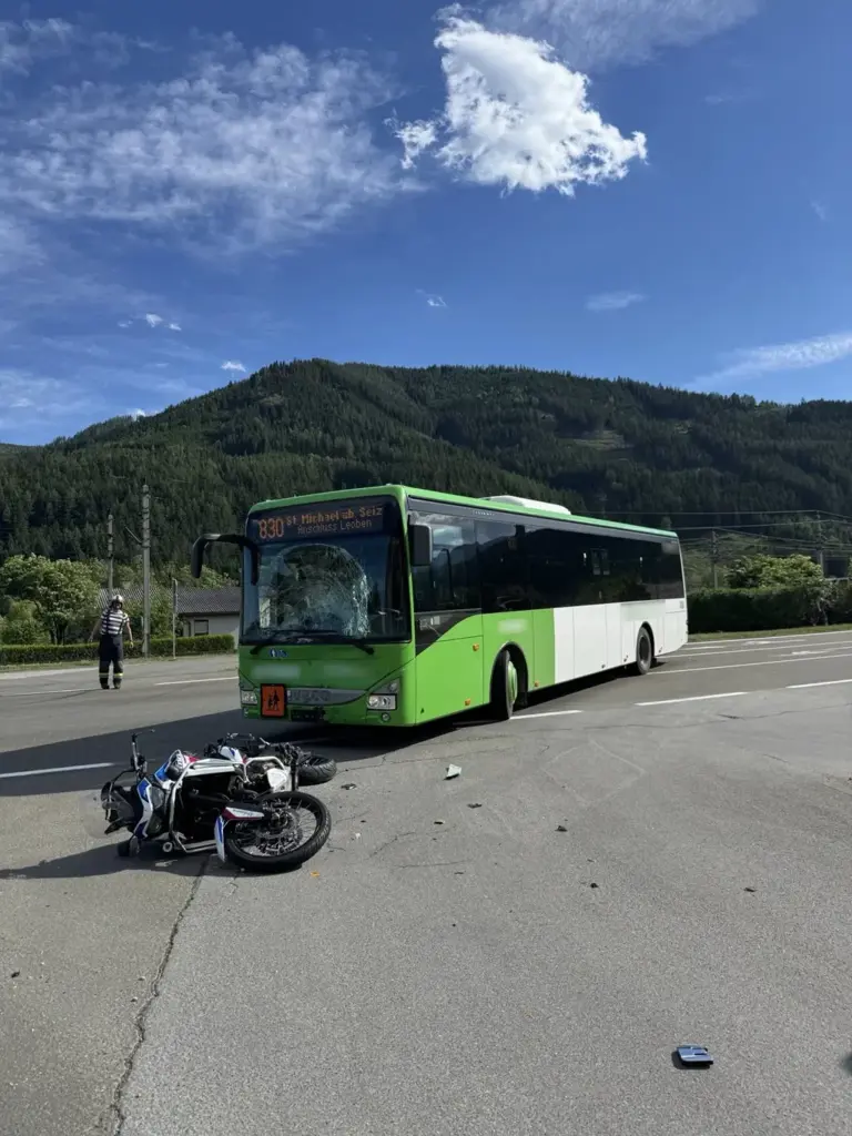 Motorrad krachte frontal gegen Linienbus – Biker verletzt