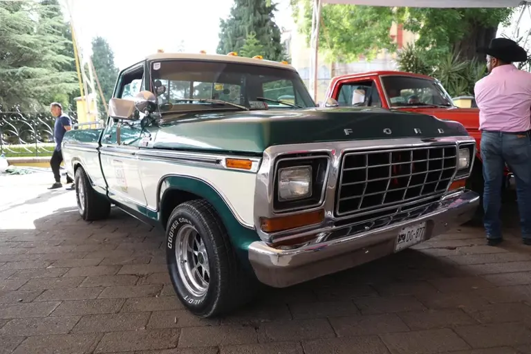 Fin de semana de exhibición de autos clásicos con causa en el Edomex