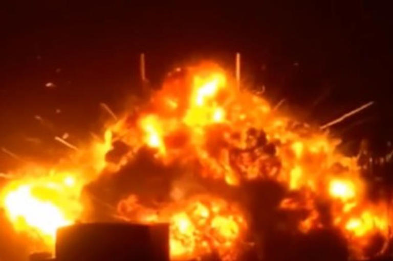 Blue Origin New Glenn rocket explodes during test at NASA's Kennedy ...