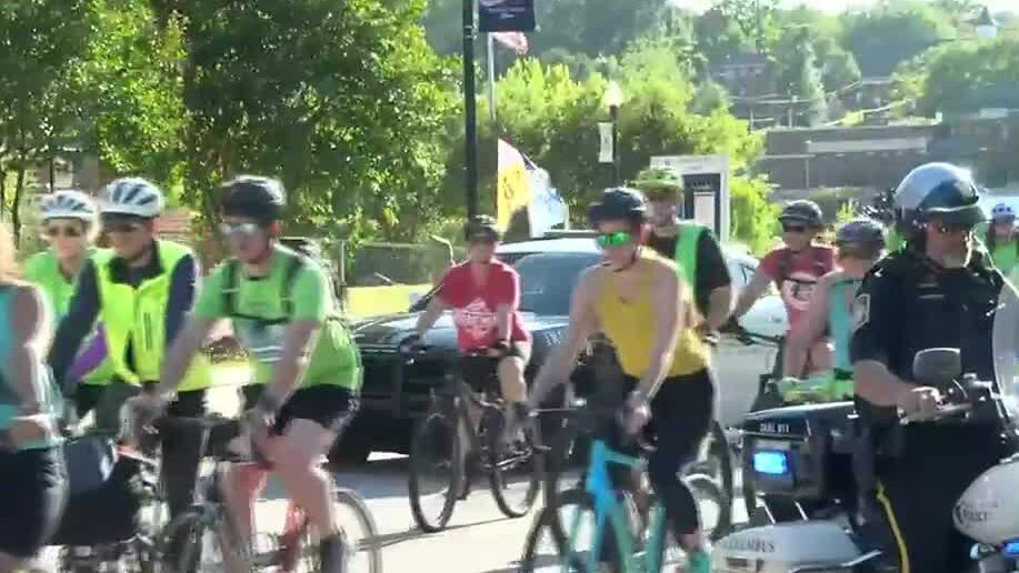Cyclists ride through Columbus with Mayor Henderson