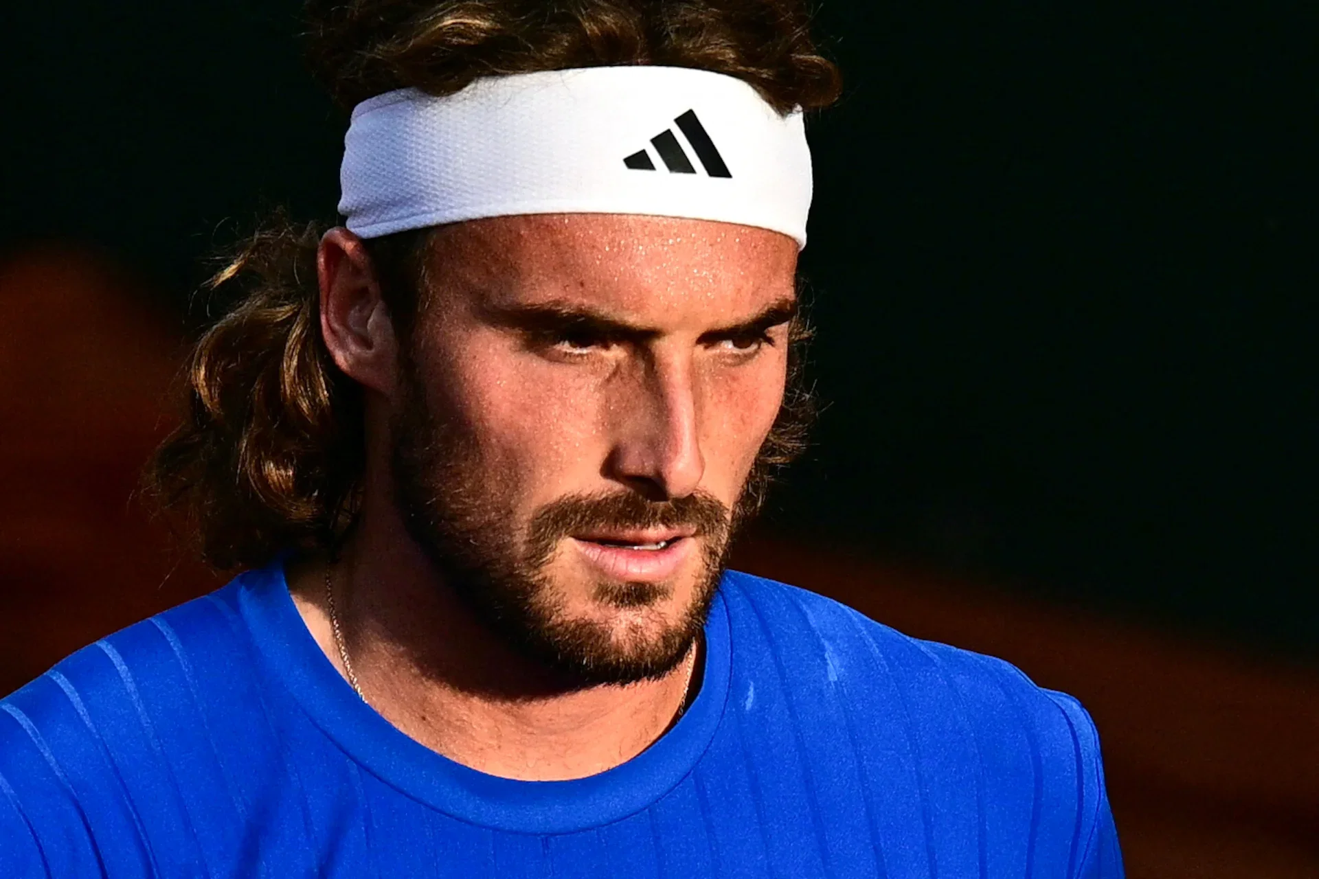 Tsitsipas utslagen i andra omgången – Arnaldi imponerar i Roland-Garros