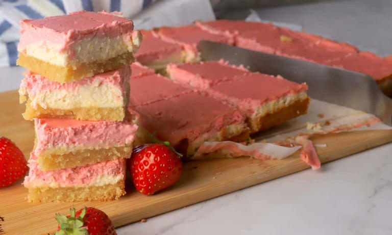 Low carb strawberry cheesecake bars (almond flour crust)