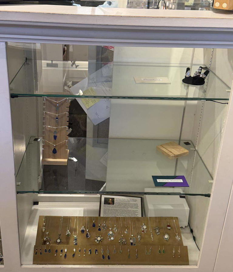 Thief smashes window, steals $10,000 in jewelry from SLO County art gallery