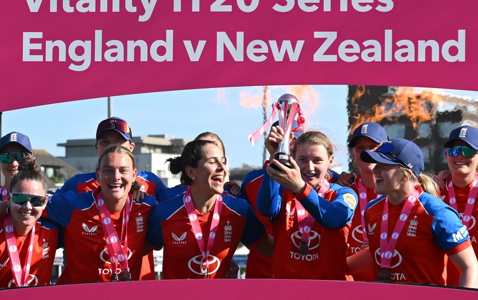 England crush New Zealand to seal T20 series 2-1
