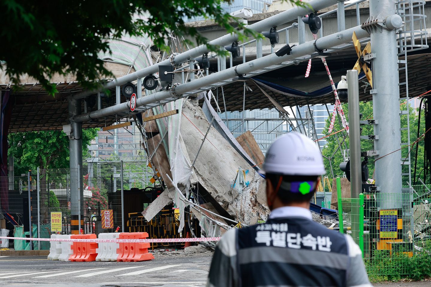 Police raid Seoul government, Heungwha Construction headquarters for ...