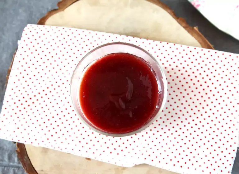 Panna cotta met bessencoulis